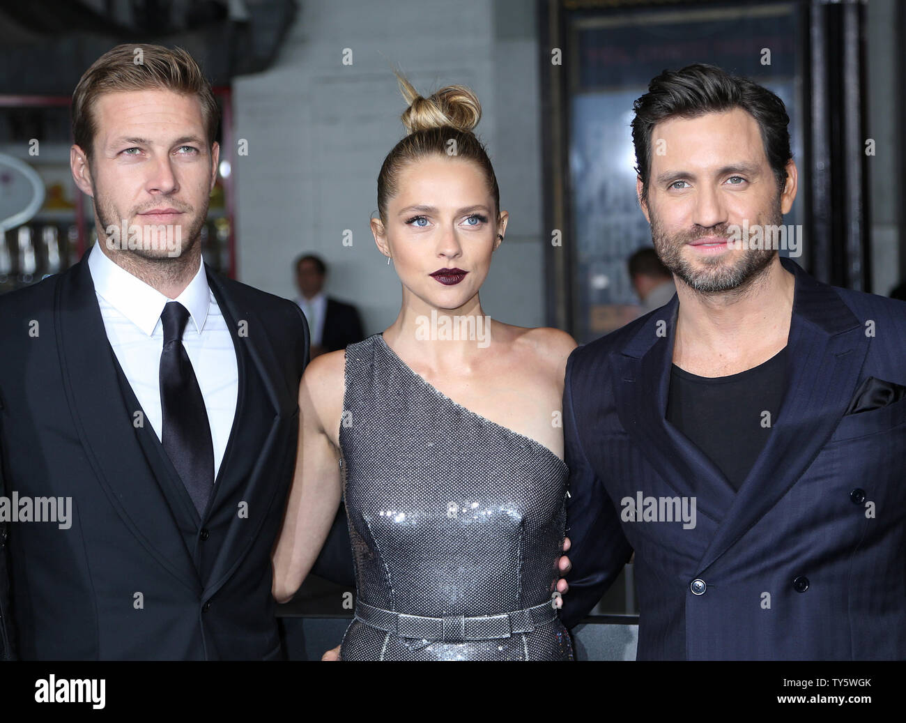 Luke bracey teresa palmer hi-res stock photography and images - Alamy