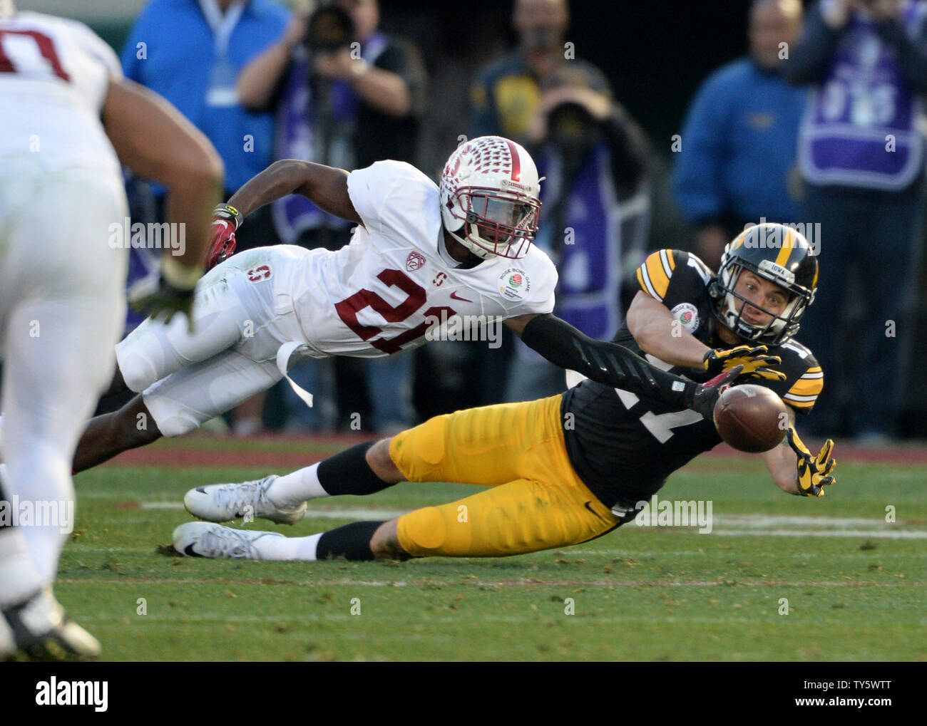 Stanford Cardinal corner back Ronnie Harris (21) knocks down pass ...
