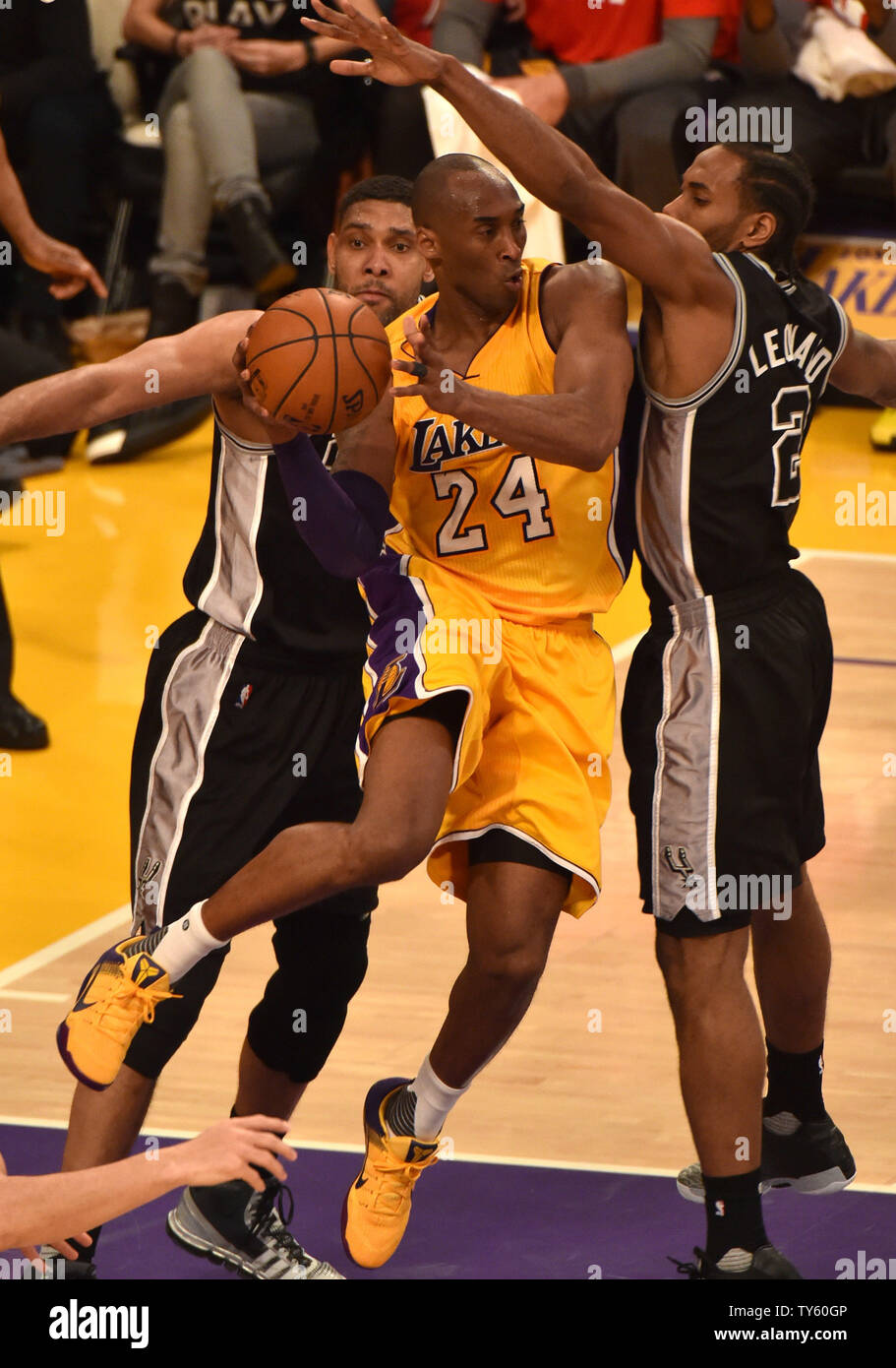 Lakers Kobe Bryant passes the ball by Spurs Kawhi Leonard during third ...
