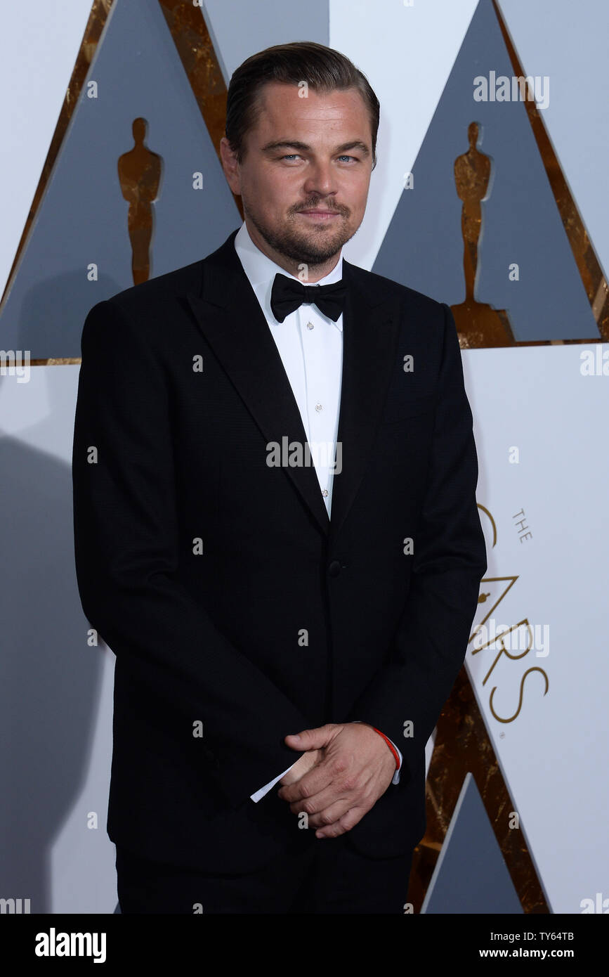 Leonardo DiCaprio arrives on the red carpet for the 88th Academy Awards ...