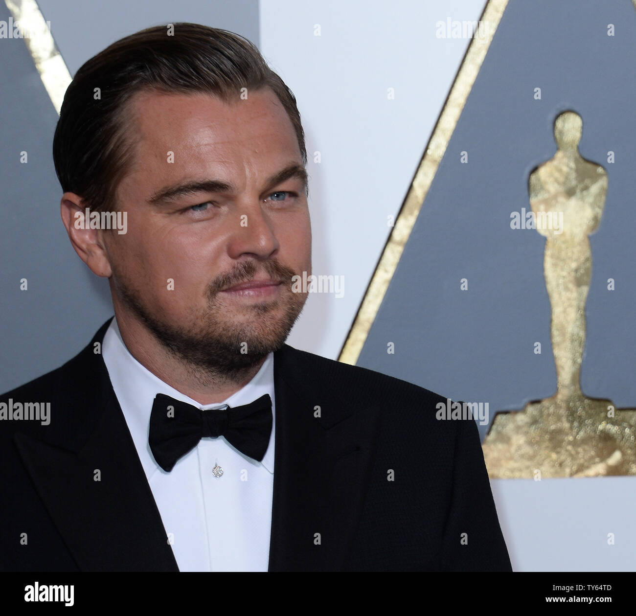 Leonardo DiCaprio arrives on the red carpet for the 88th Academy Awards ...