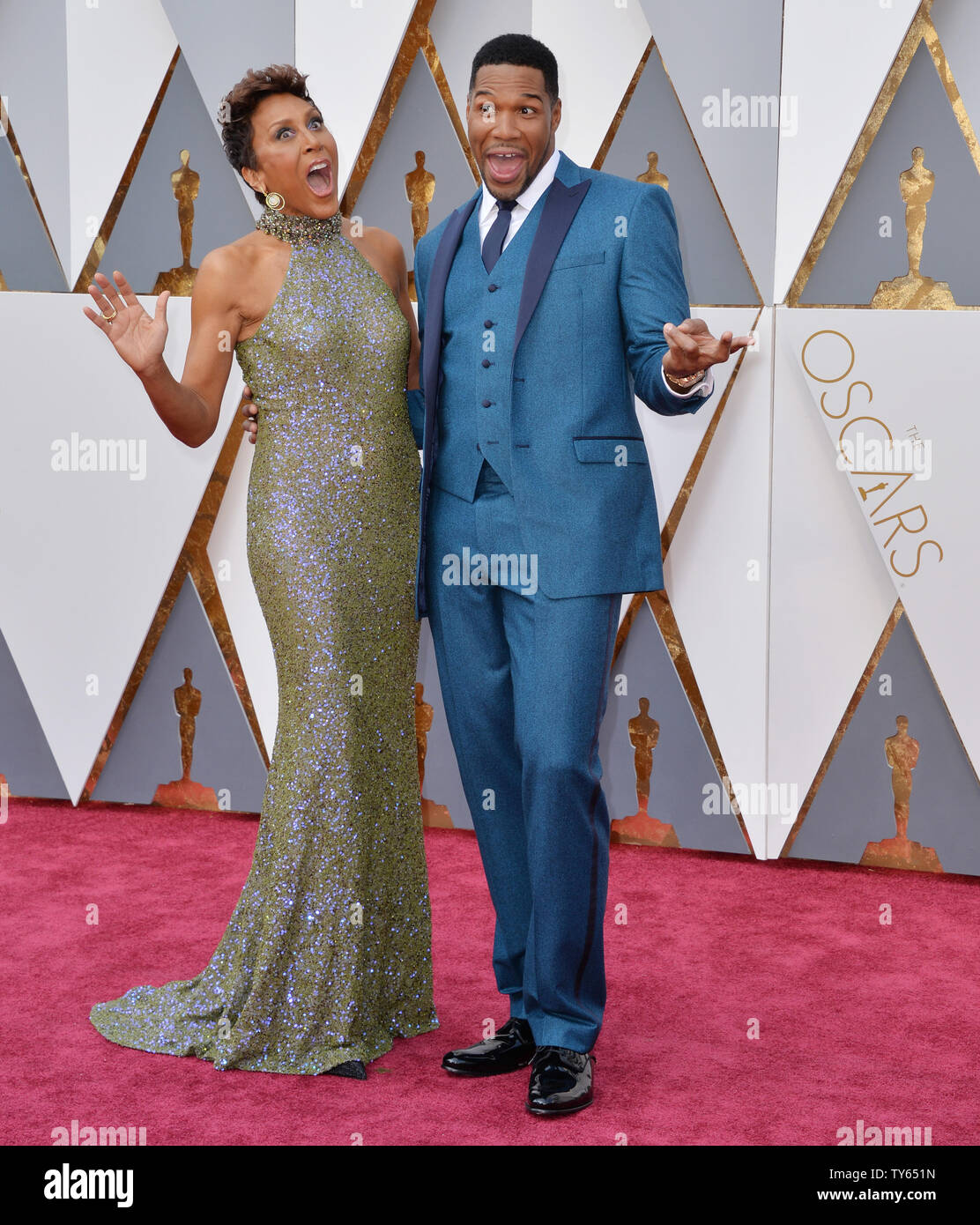 Robin Roberts and Michael Strahan arrive on the red carpet for the 88th ...