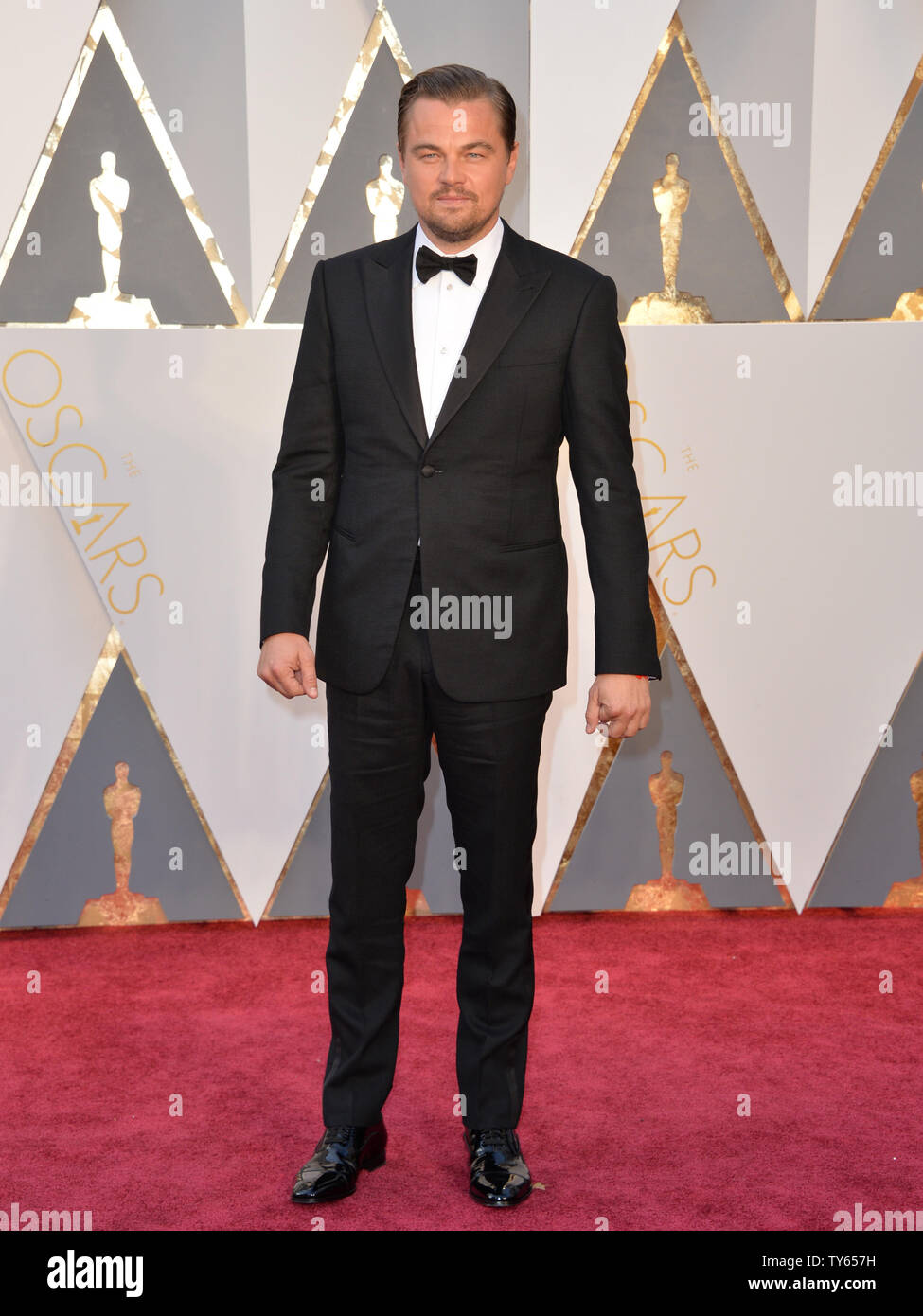 Leonardo DiCaprio arrives on the red carpet for the 88th Academy Awards ...