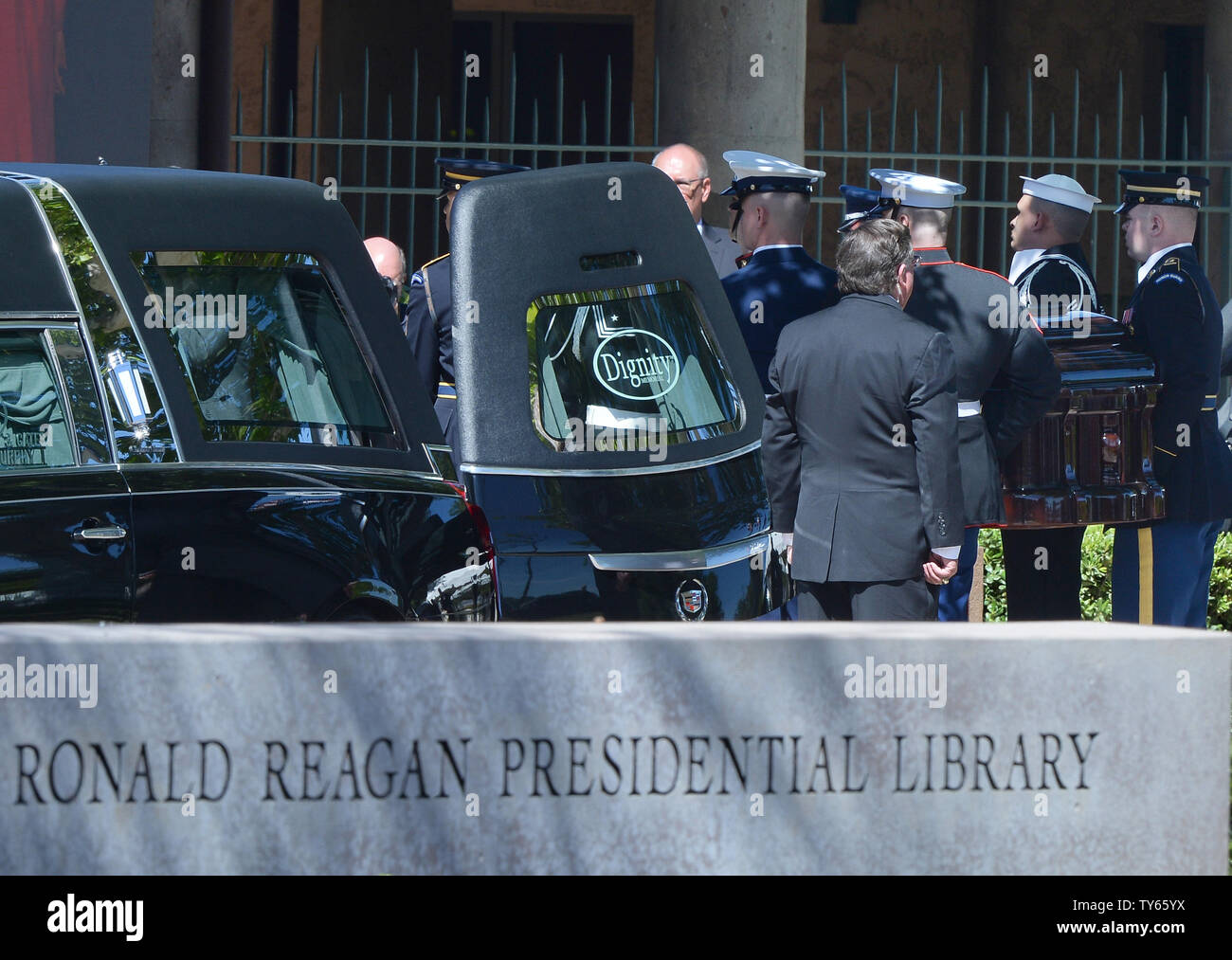 Nancy reagan ronald reagan casket hi-res stock photography and images ...