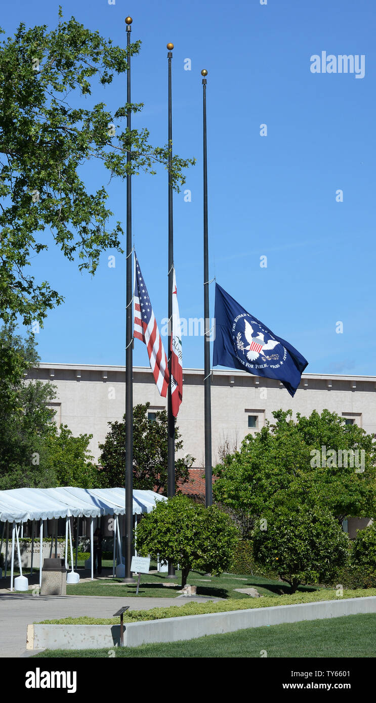 Flags are lowered to half-staff as former first lady Nancy Reagan lies ...
