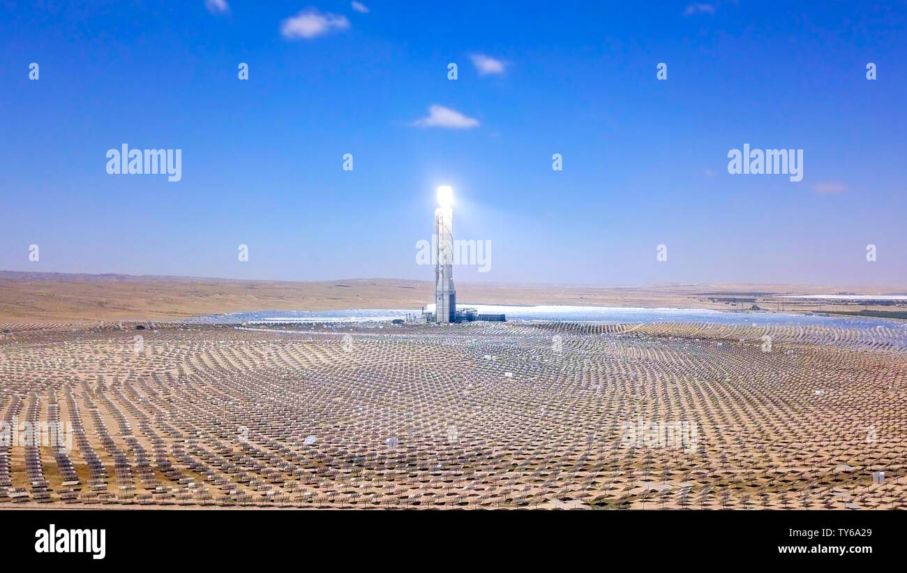 Solar power tower and mirrors that focus the sun's rays upon a ...