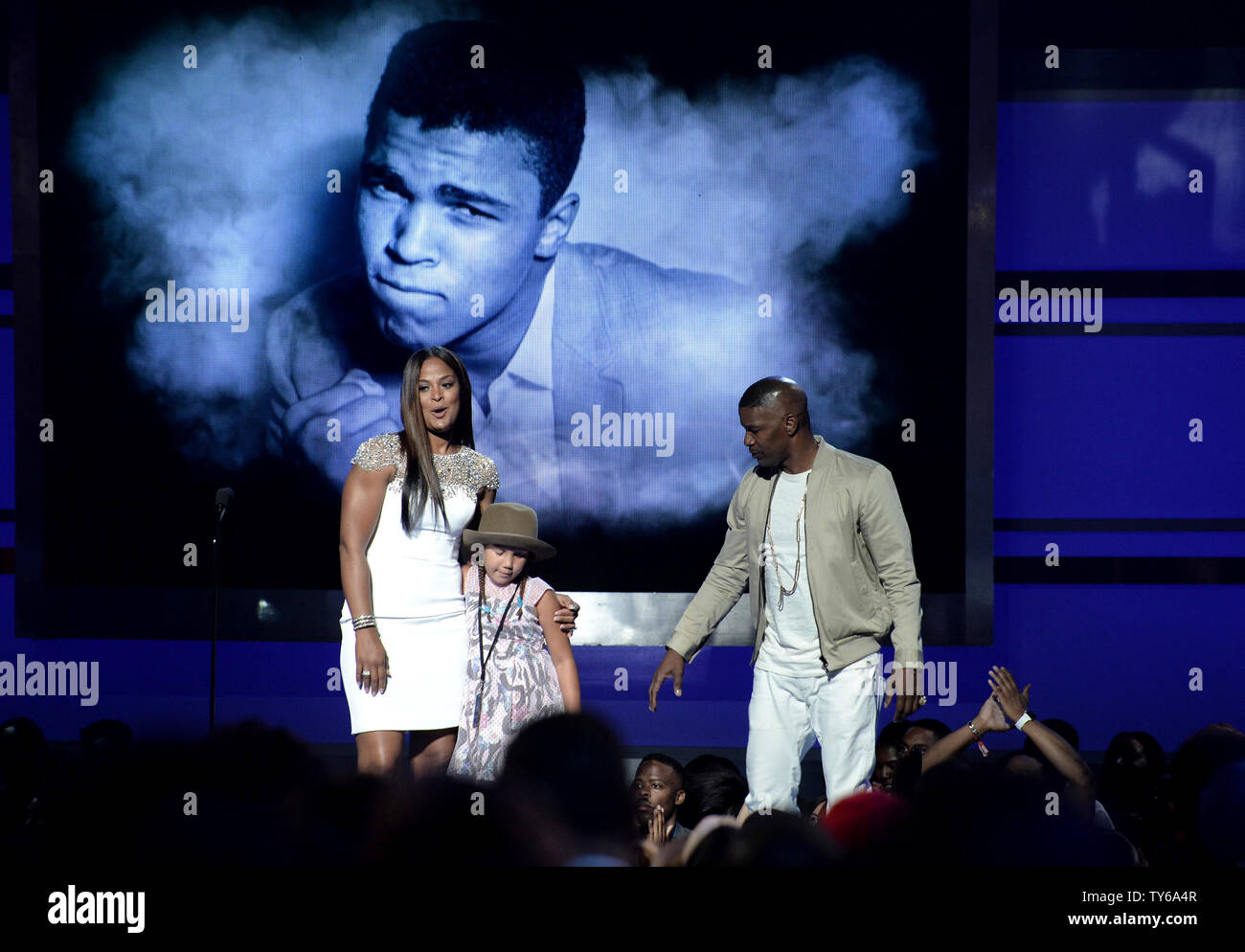 (L-R) Laila Ali, Annalise Bishop and Jamie Foxx pay tribute to Muhammad ...