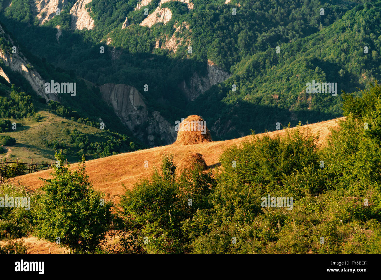 Stack hay mountain hi-res stock photography and images - Alamy