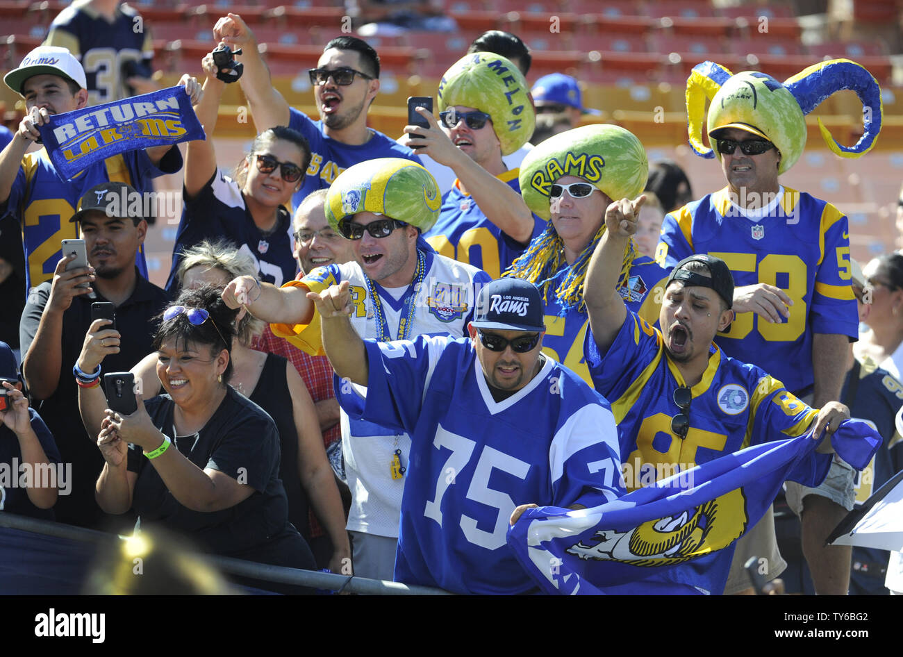 Los Angeles Rams fans cheer on the players before the Los Angeles Rams ...