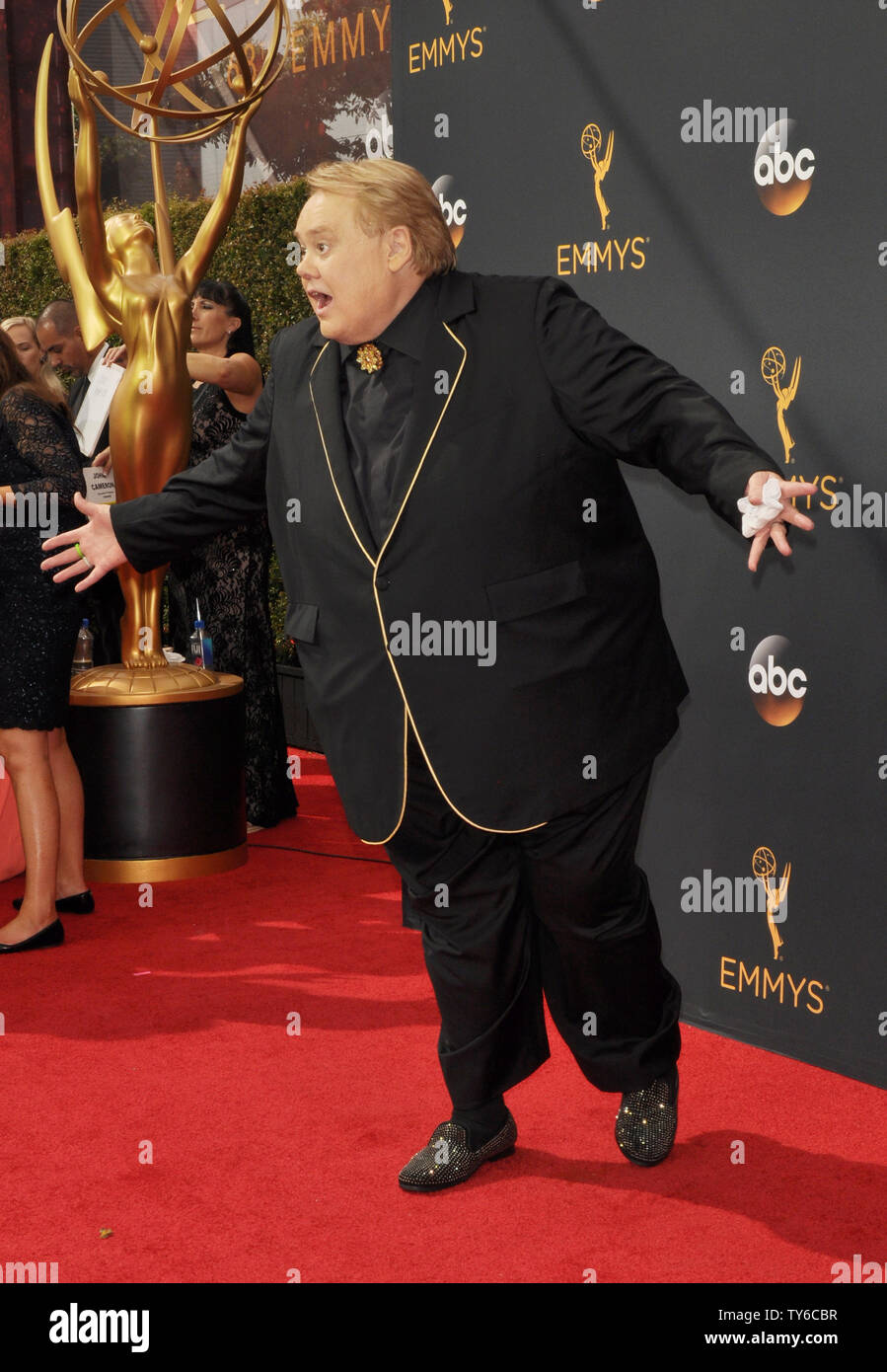 Actor Louie Anderson arrives for the 68th annual Primetime Emmy Awards ...