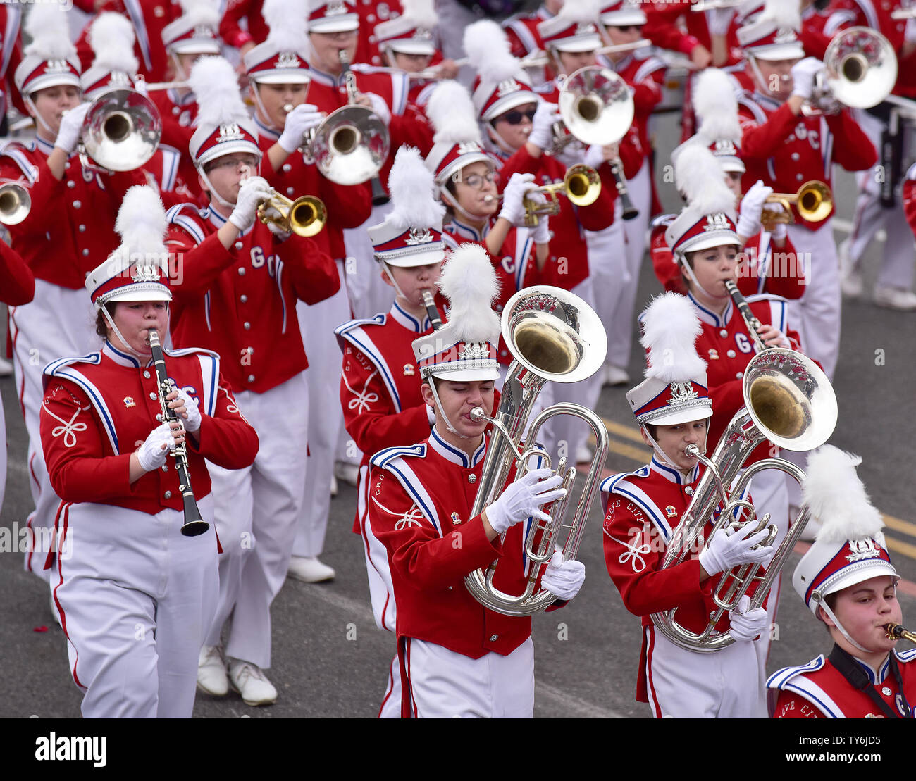 High school marching band rose parade hi-res stock photography and ...