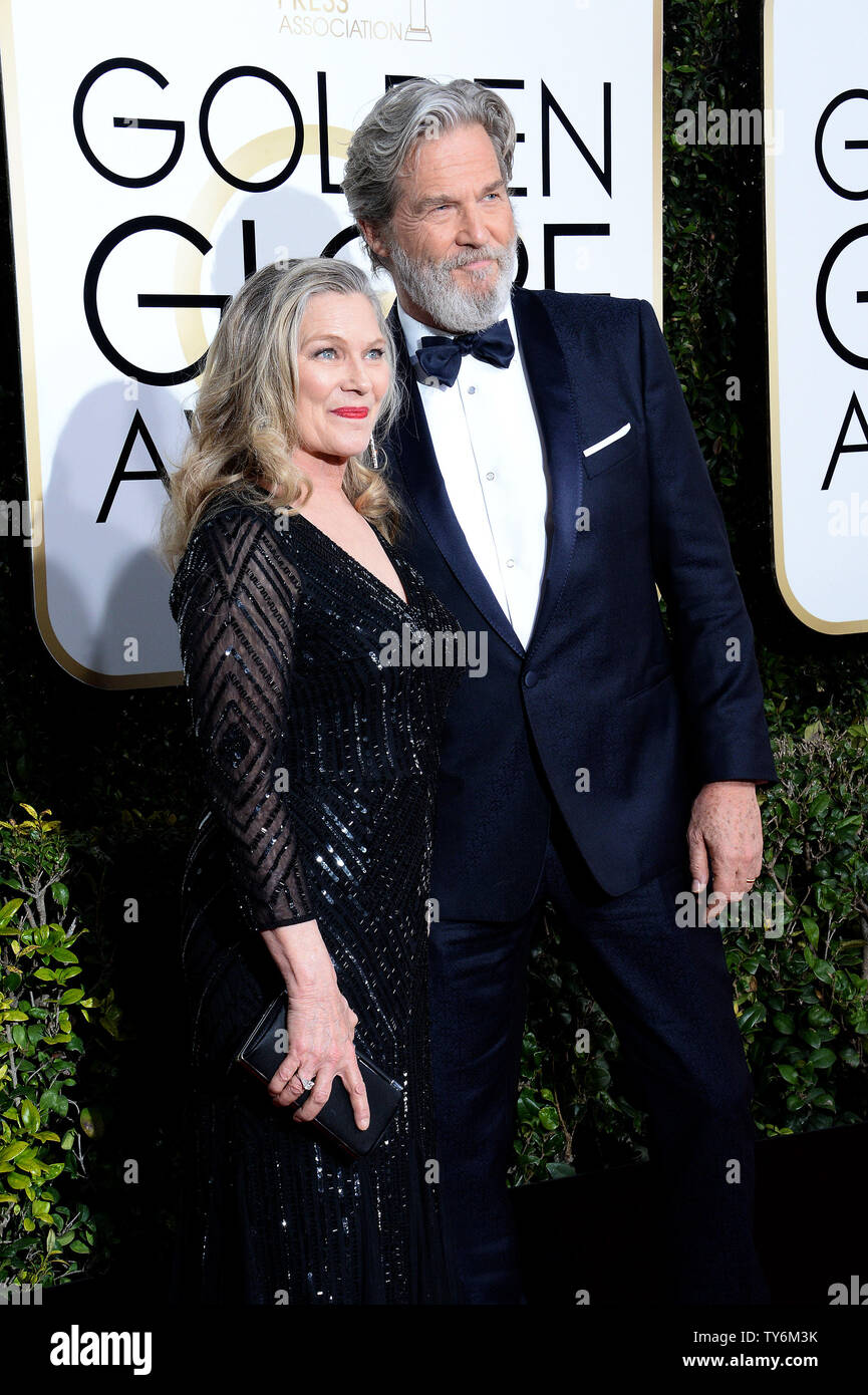 Jeff Bridges (R) and Susan Bridges attend the 74th annual Golden Globe ...