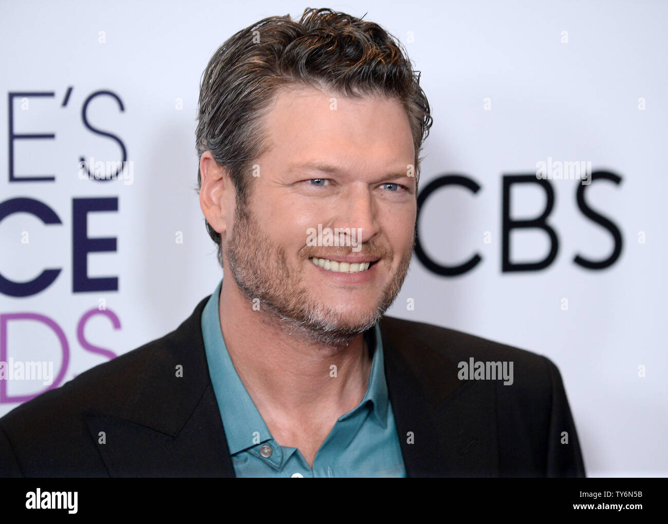 Singer/songwriter Blake Shelton appears backstage with his award for ...