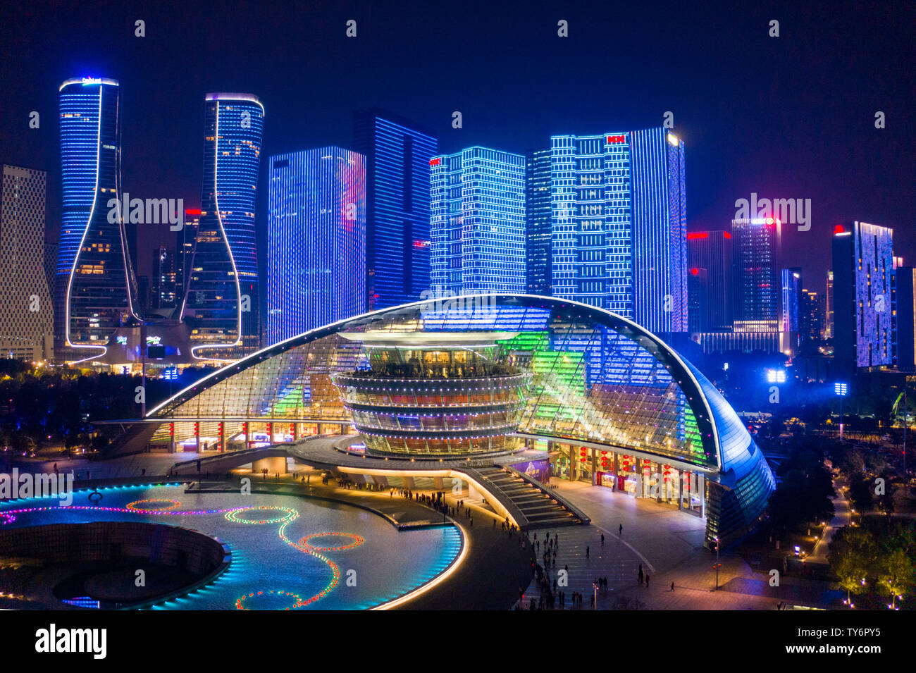 During the Spring Festival in Hangzhou in late January 2019, take ...