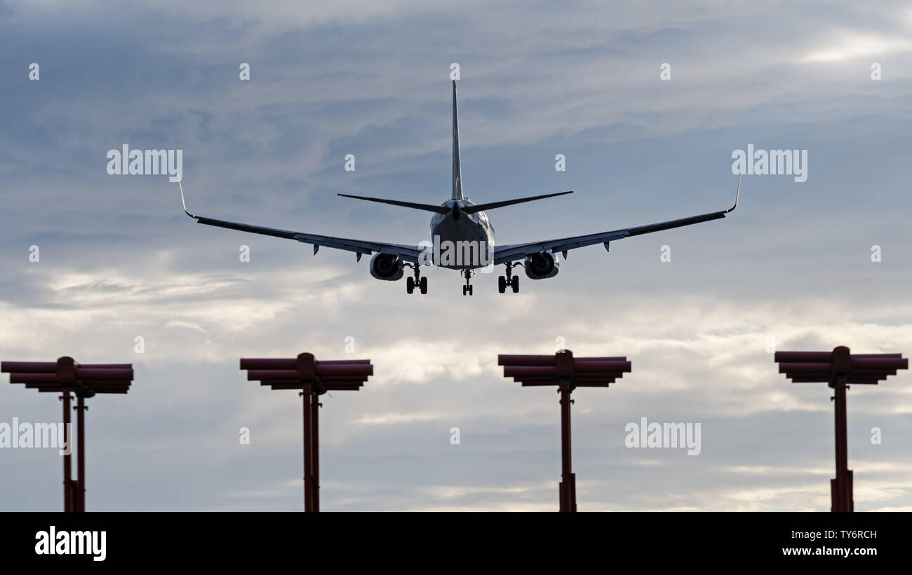 Flying silhouette boeing 737 hi-res stock photography and images - Alamy