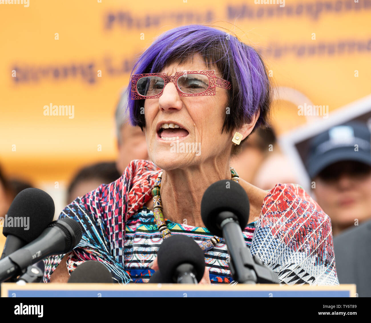 Rosa delauro hi-res stock photography and images - Alamy