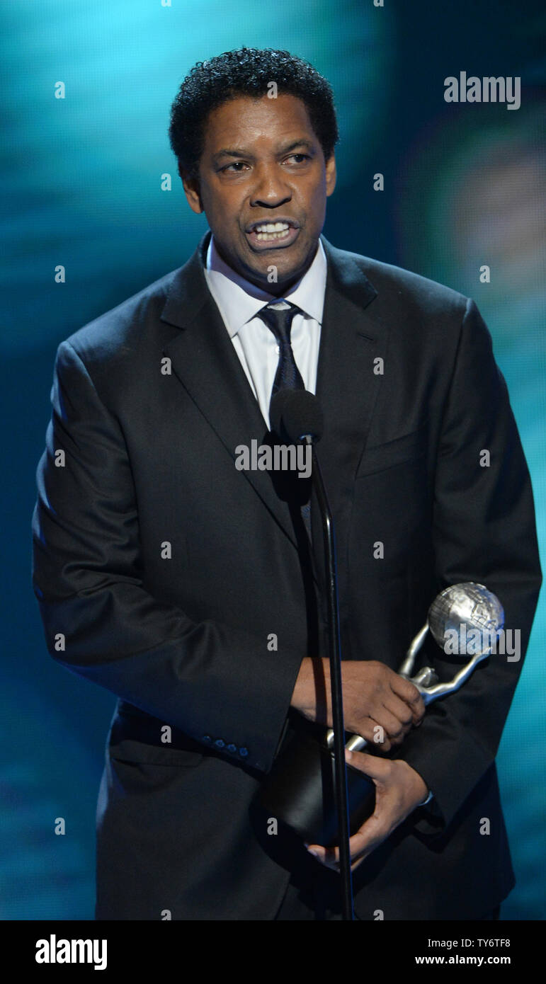 Denzel Washington accepts the outstanding actor in a motion picture for ...