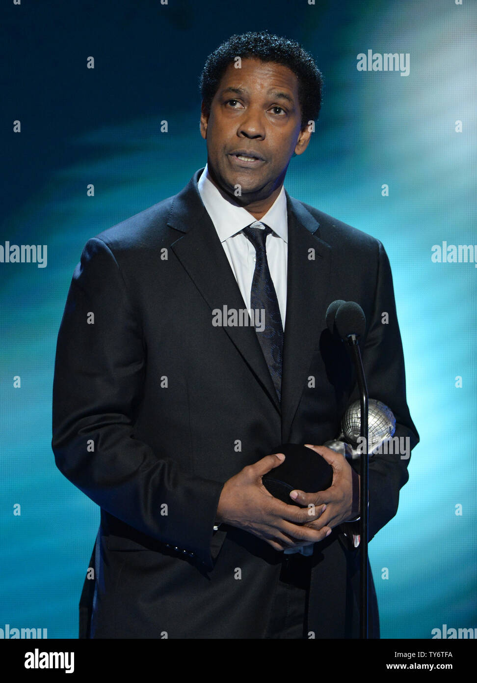 Denzel Washington accepts the outstanding actor in a motion picture for ...