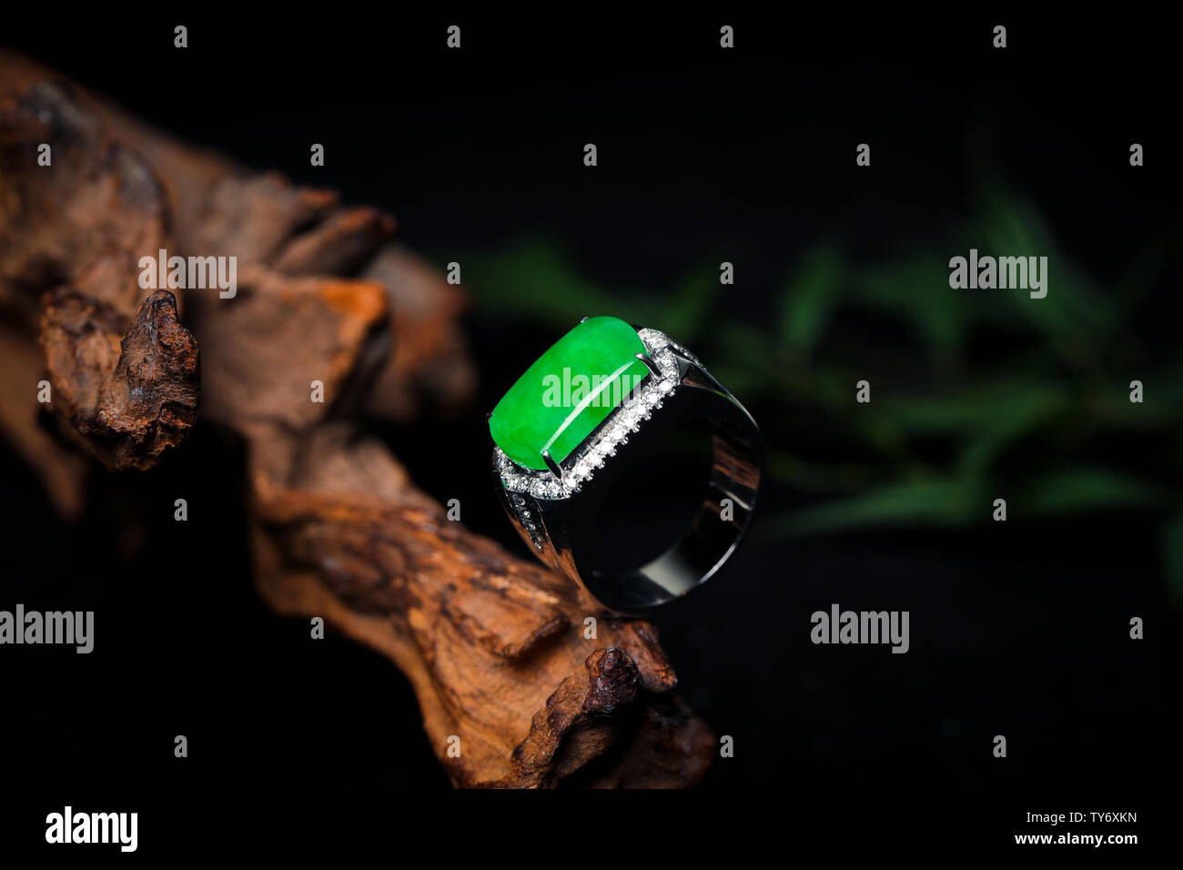 Green jade ornament hi-res stock photography and images - Alamy