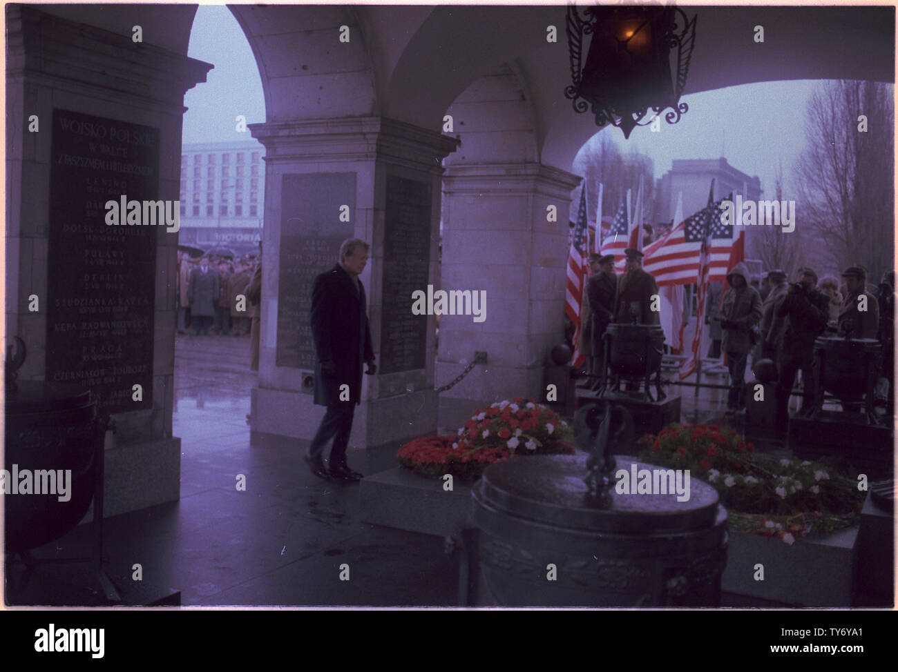 Jimmy Carter lays a wreath at Poland's Tomb for the Unkown Soldier ...
