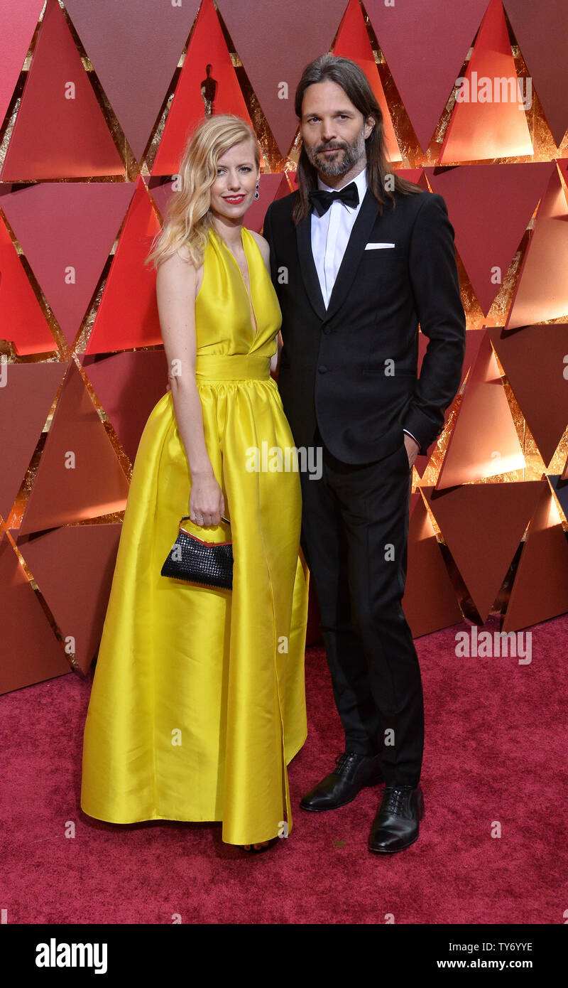 Cinematographer Linus Sandgren (R) and guest arrive on the red carpet ...