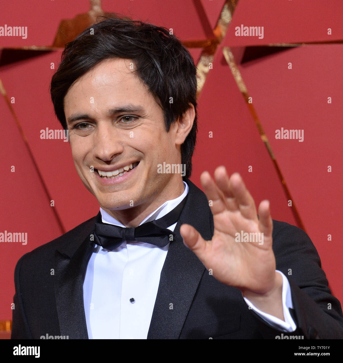 Actor Gael García Bernal arrives on the red carpet for the 89th annual ...