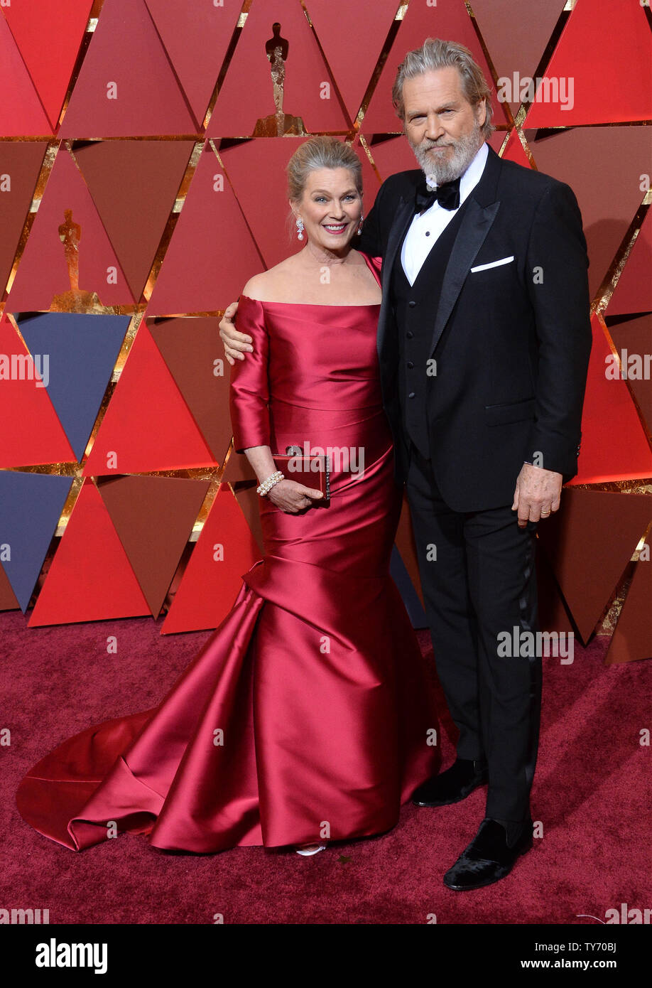 Actors Jeff Bridges (R) and Susan Bridges arrive on the red carpet for ...