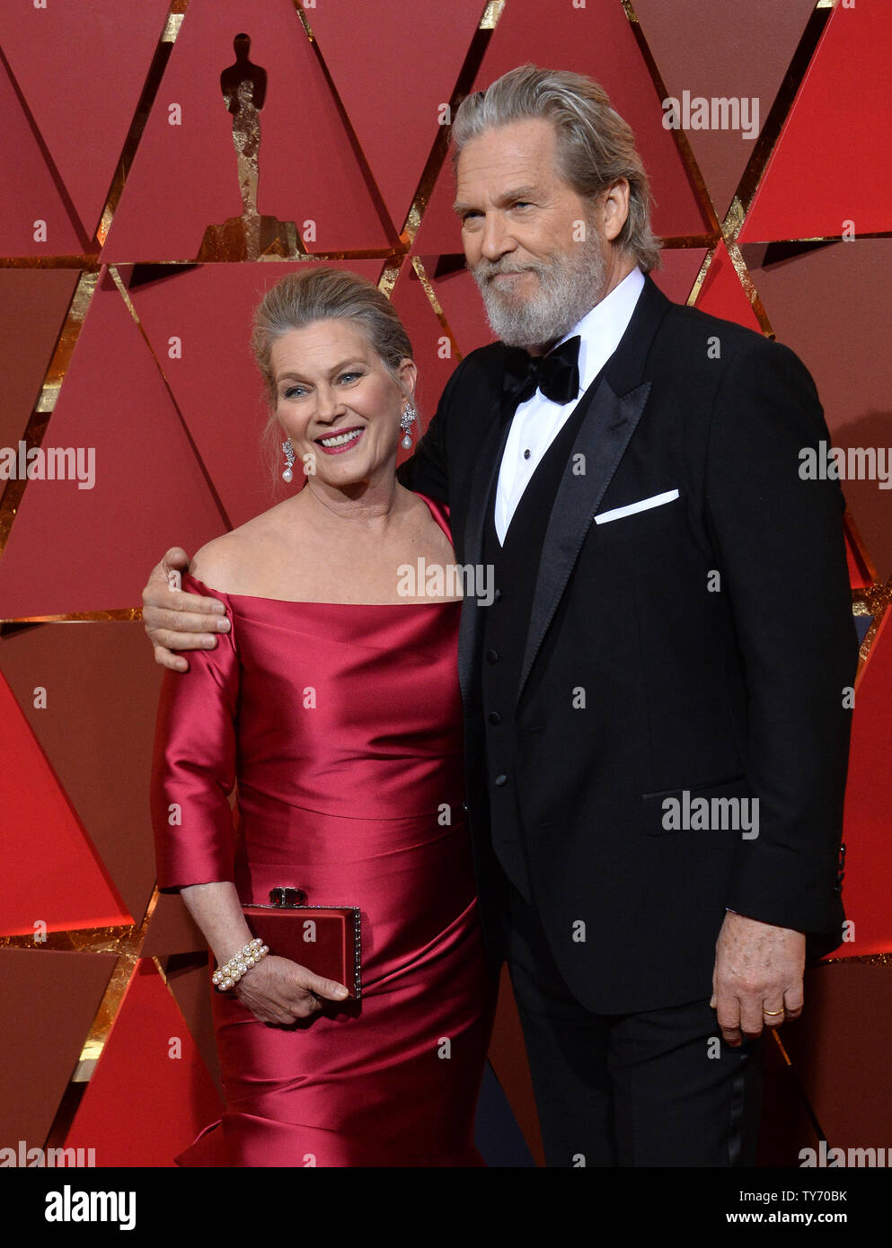 Actors Jeff Bridges (R) and Susan Bridges arrive on the red carpet for ...