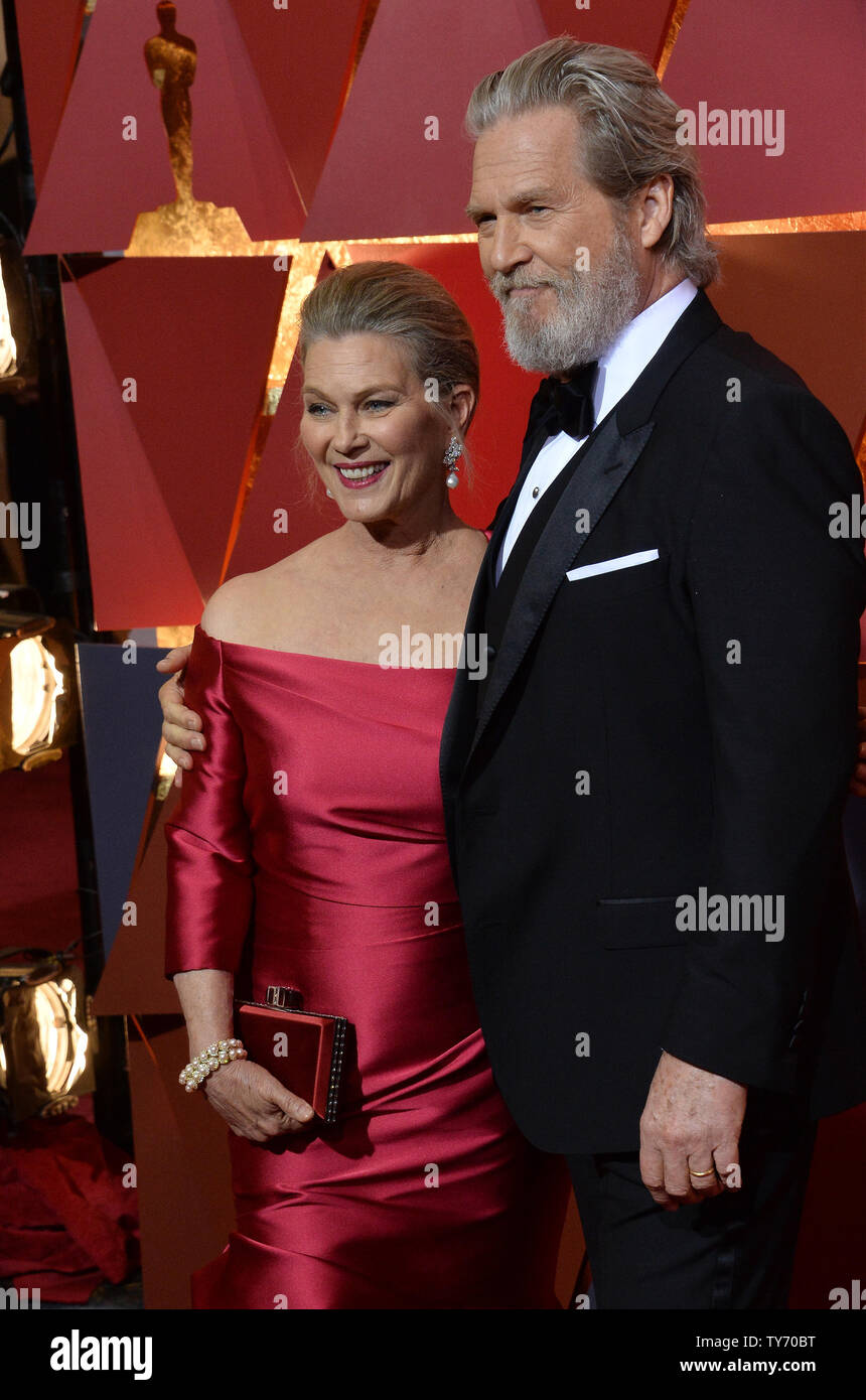 Actors Jeff Bridges (R) and Susan Bridges arrive on the red carpet for ...