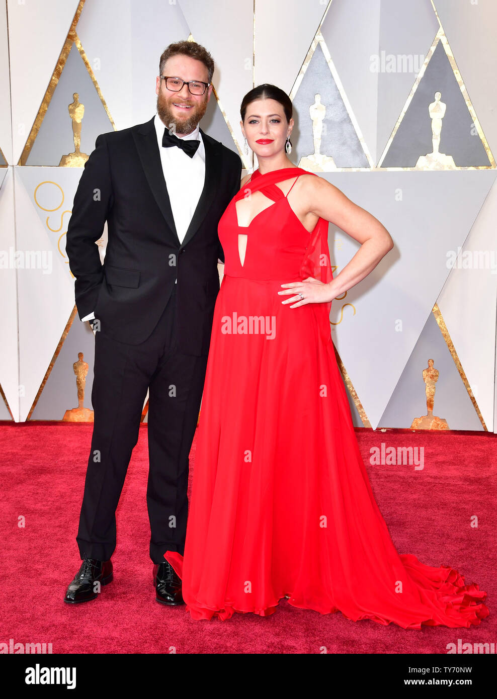 Seth Rogen (L) and Lauren Miller arrive on the red carpet for the 89th ...