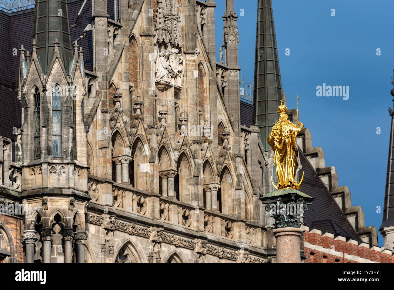 Mariensaule (Virgin Mary statue) - Marian Column in Marienplatz and the ...