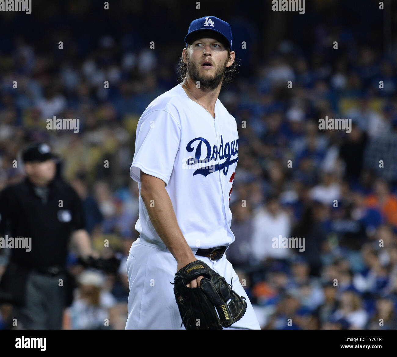 Los Angeles Dodgers' walks off the field after retiring the New York ...