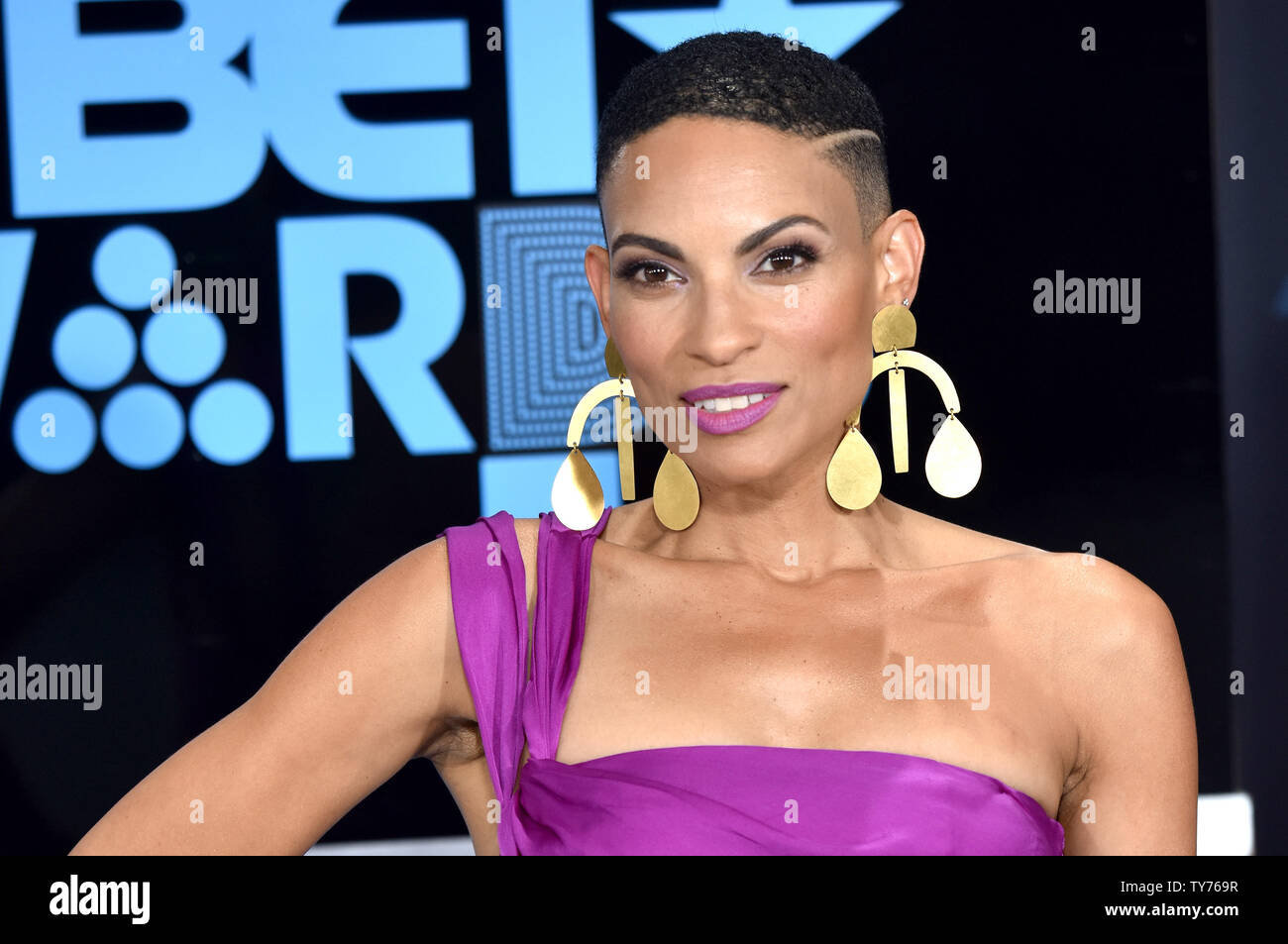 Singer goapele hi-res stock photography and images - Alamy