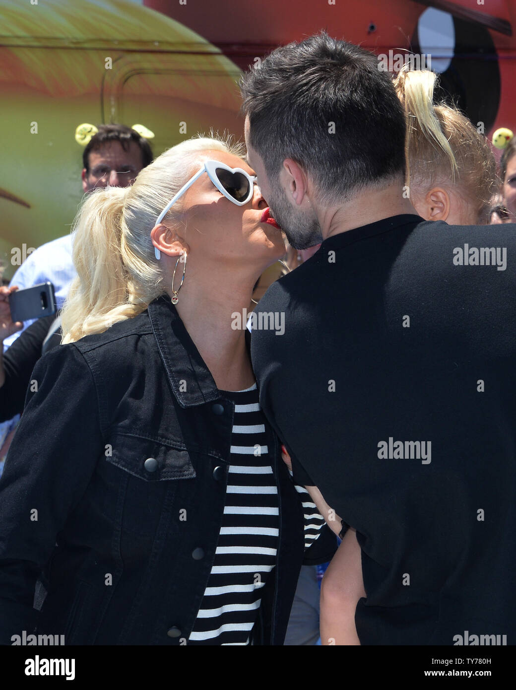 Adam Levine And Christina Aguilera Kissing
