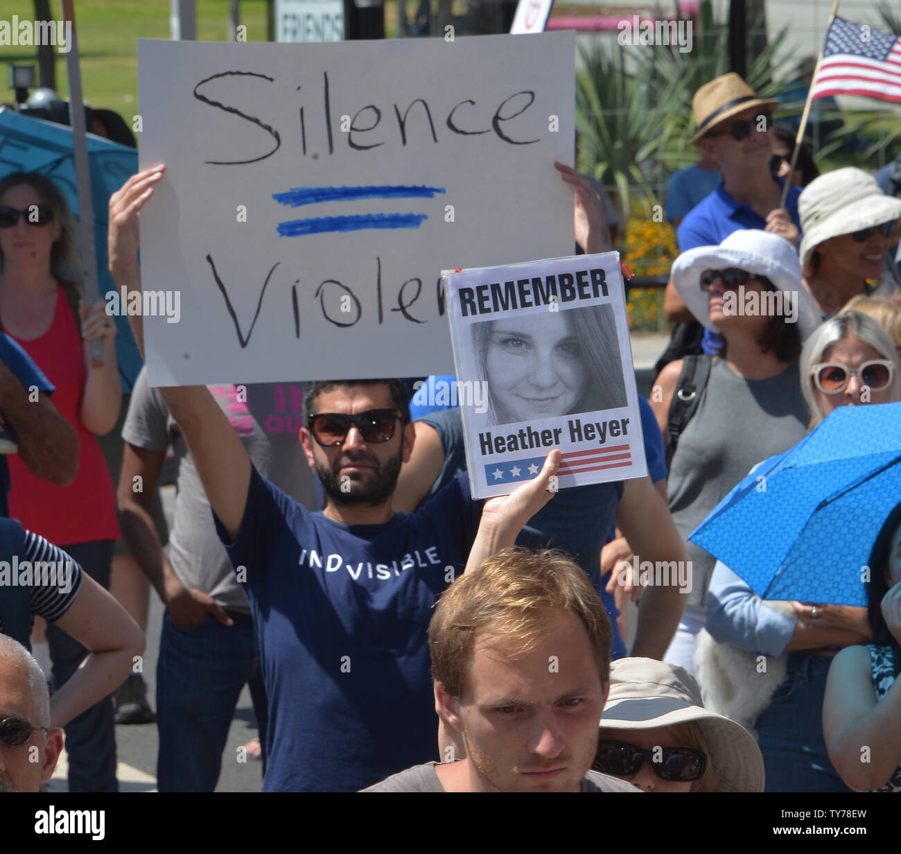 Demonstrators protest yesterday's Charlottesville, Virginia violence ...