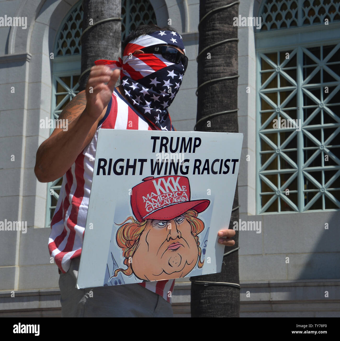 Demonstrators protest yesterday's Charlottesville, Virginia violence ...