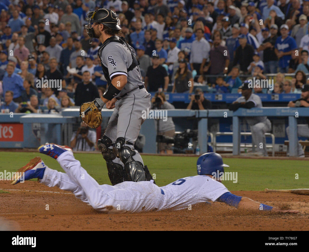 Los Angeles Dodgers' Cody Bellinger scores in the sixth inning to tie ...
