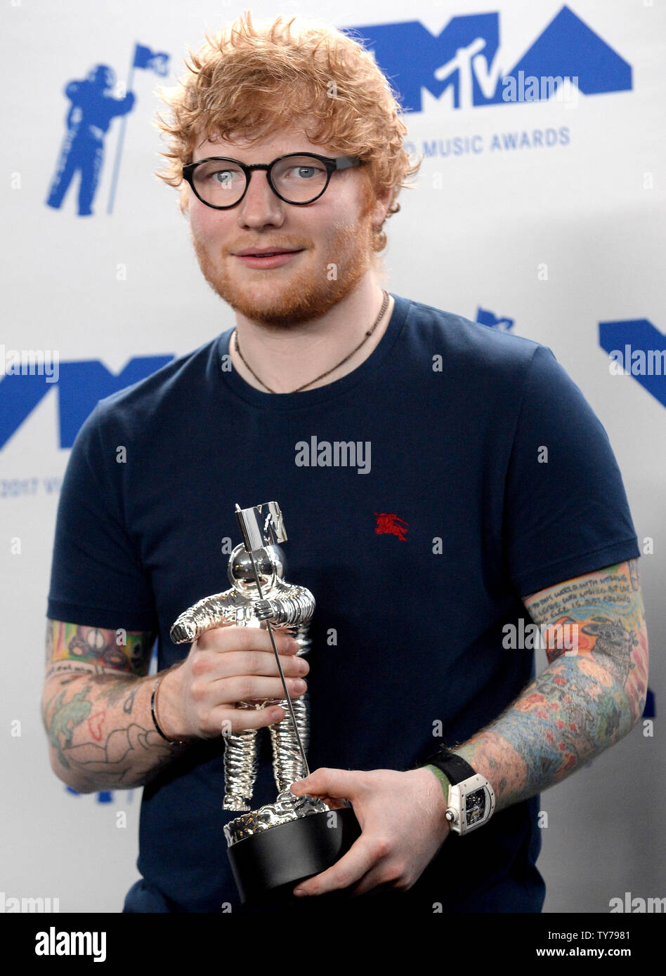 Ed sheeran backstage hi-res stock photography and images - Alamy