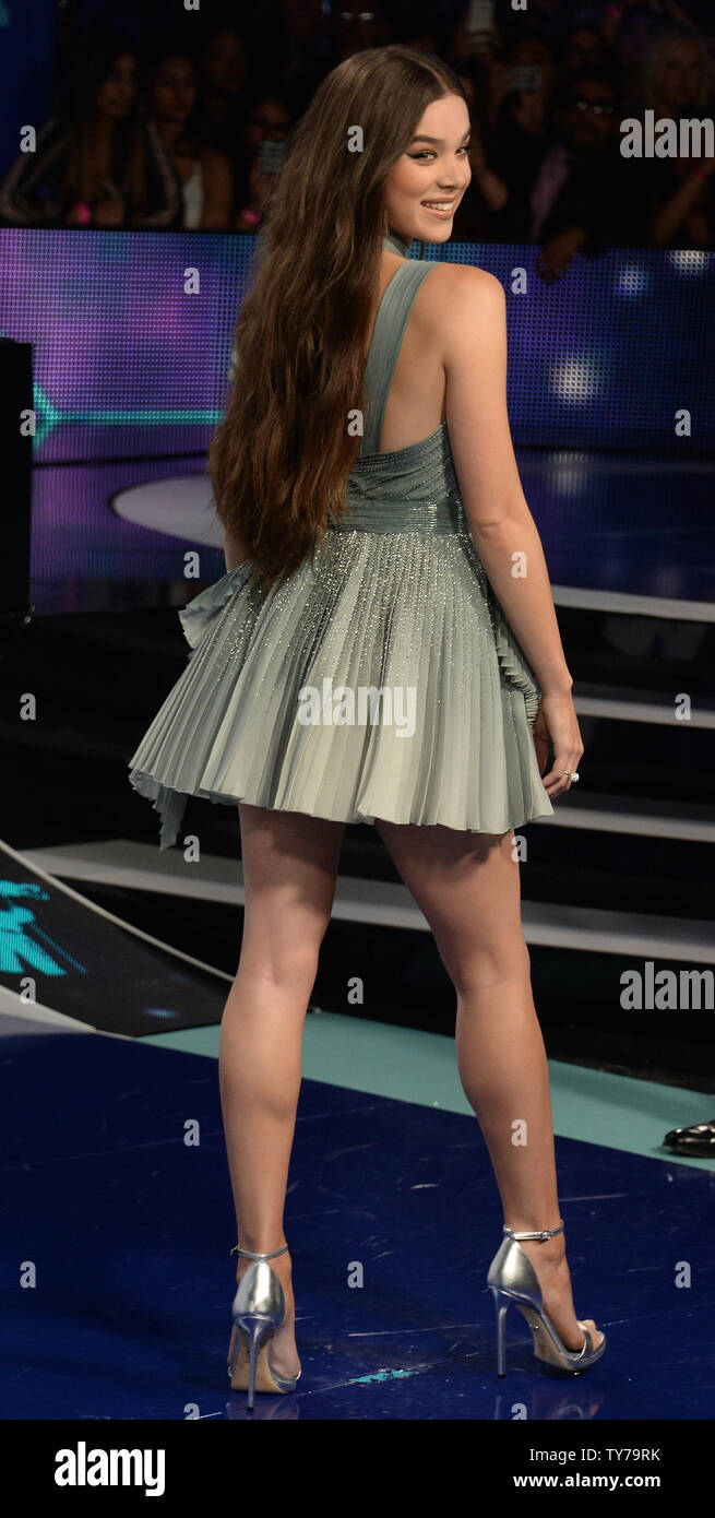 Hailee Steinfeld arrives for the 34th annual MTV Video Music Awards at ...
