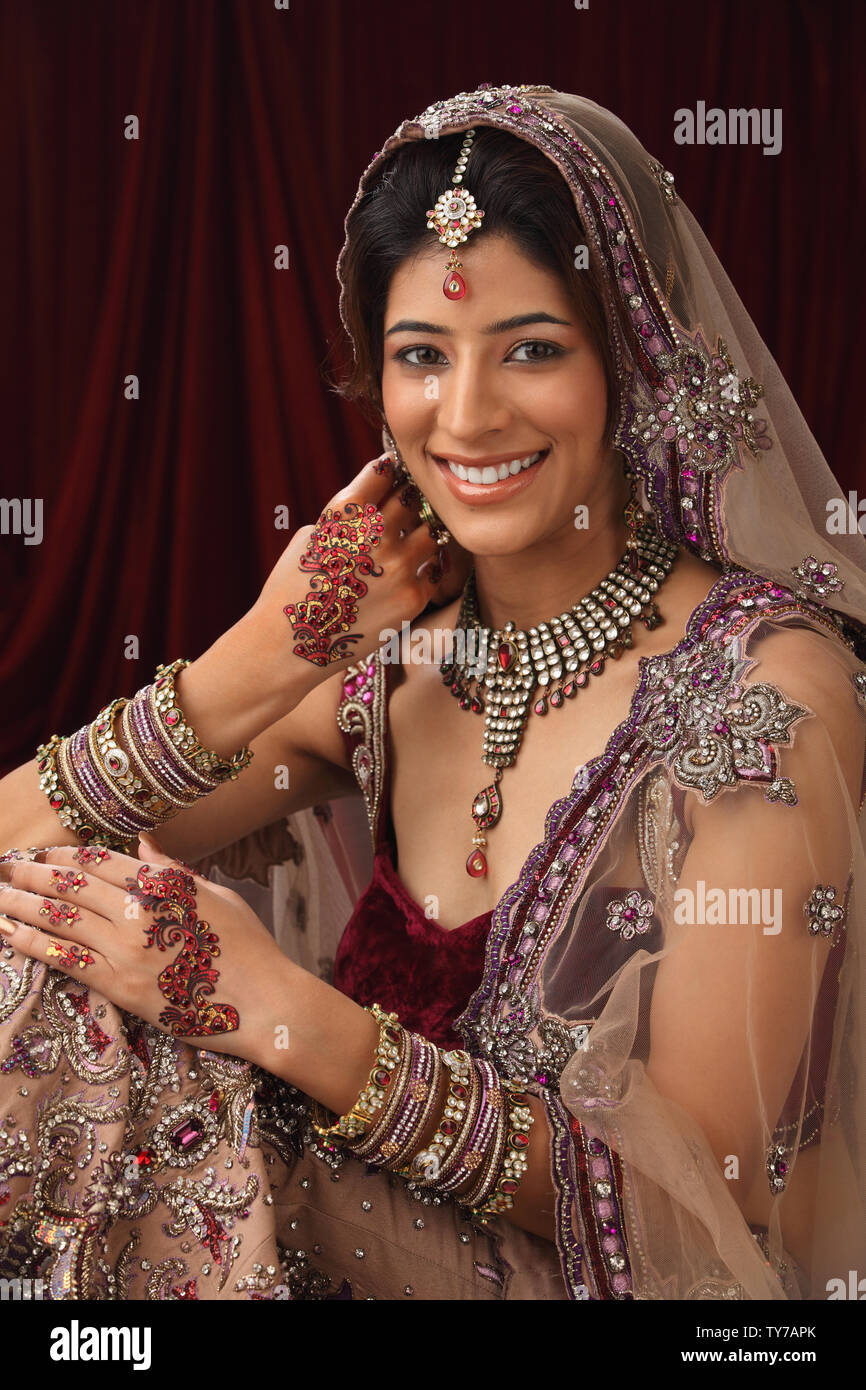 Indian bride posing and smiling Stock Photo - Alamy