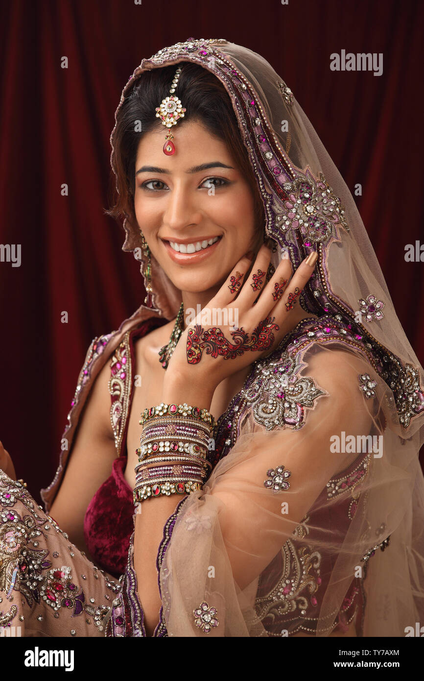 Indian bride posing and smiling Stock Photo - Alamy