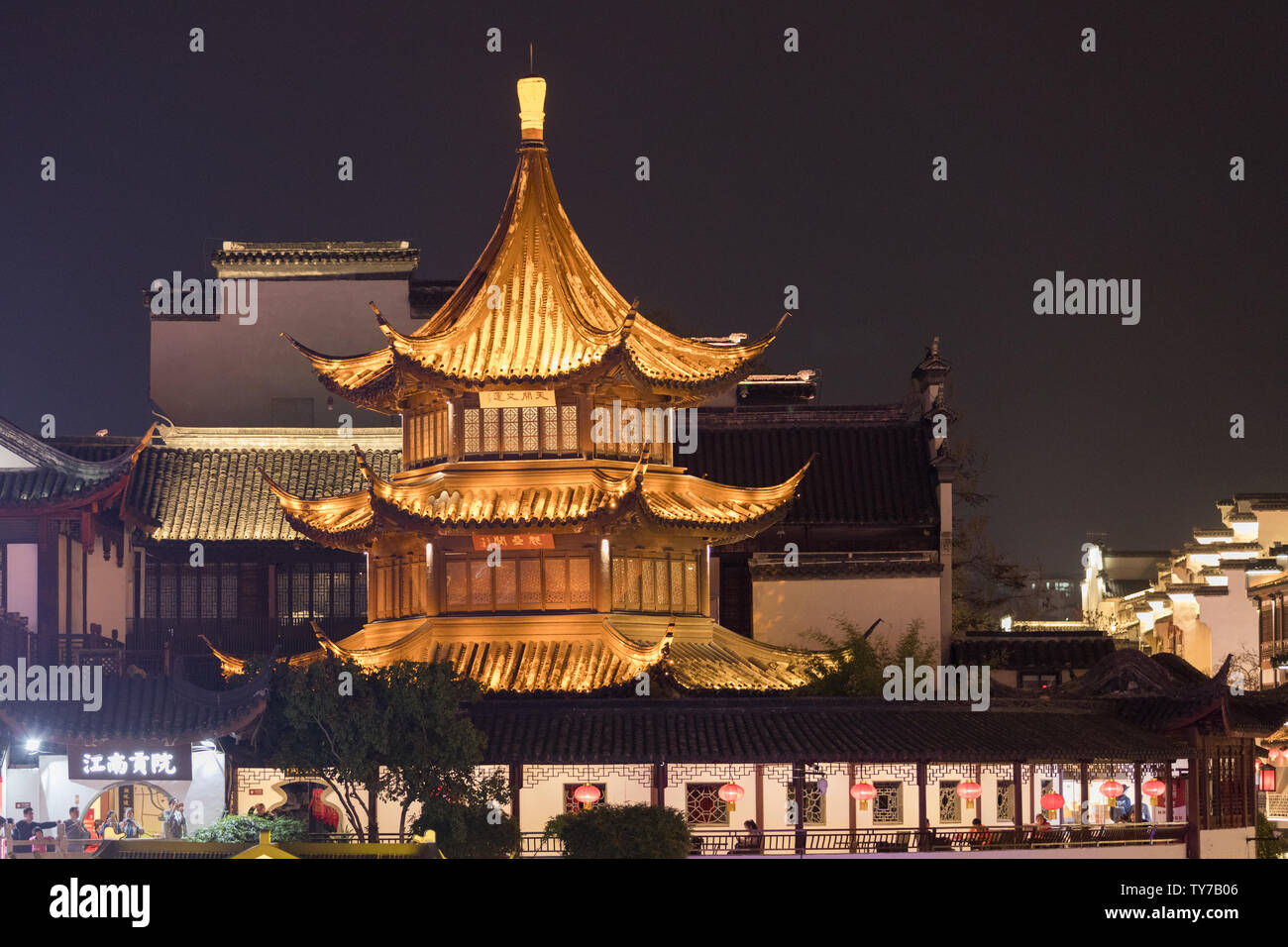 Night view of the Confucius Temple of the Qinhuai River in Nanjing ...