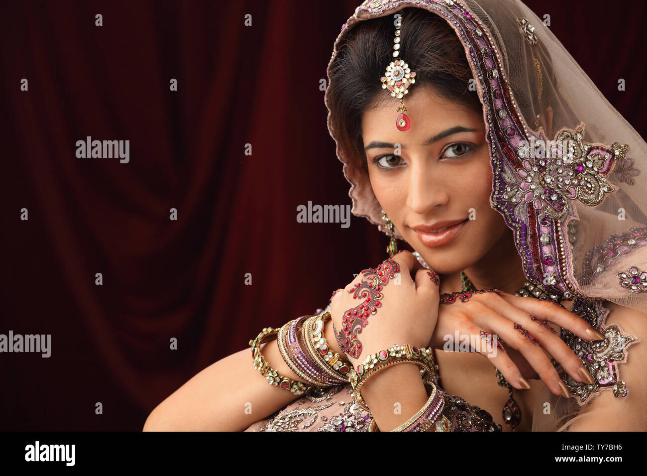 Portrait of an Indian bride Stock Photo - Alamy