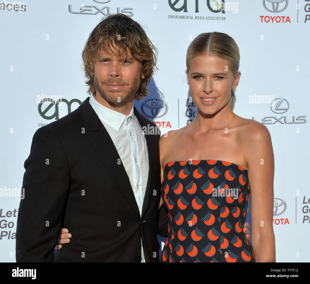 Actor Eric Christian Olsen (L) and his wife, actress Sarah Wright ...
