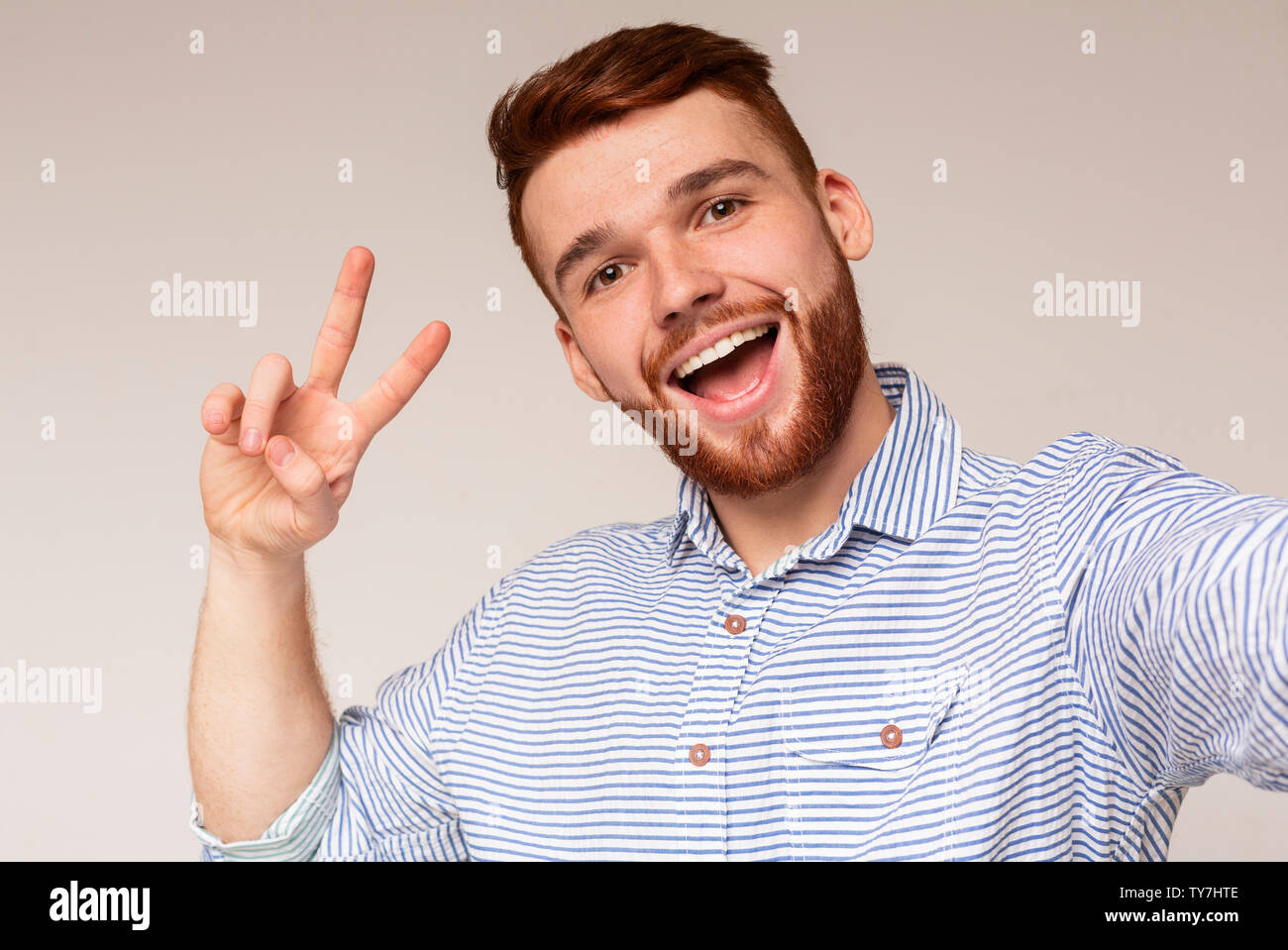Man making v sign hi-res stock photography and images - Alamy