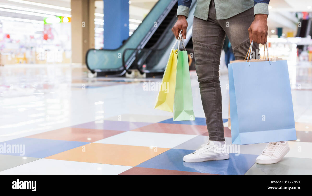 Black man shopping mall hi-res stock photography and images - Alamy