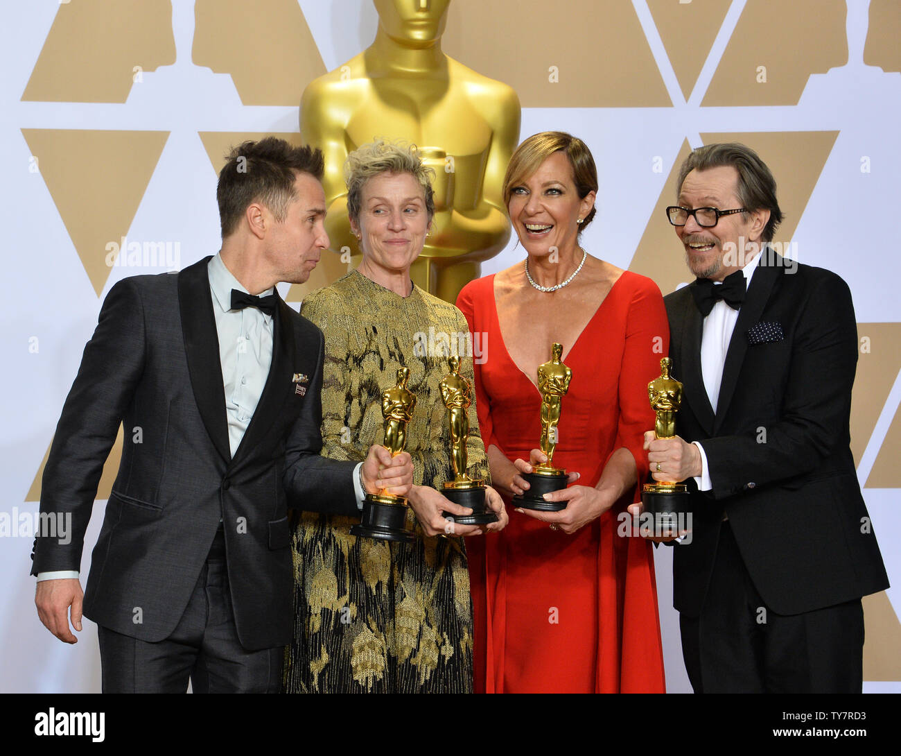 (L-R) Actors Sam Rockwell, winner of the Best Supporting Actor award ...