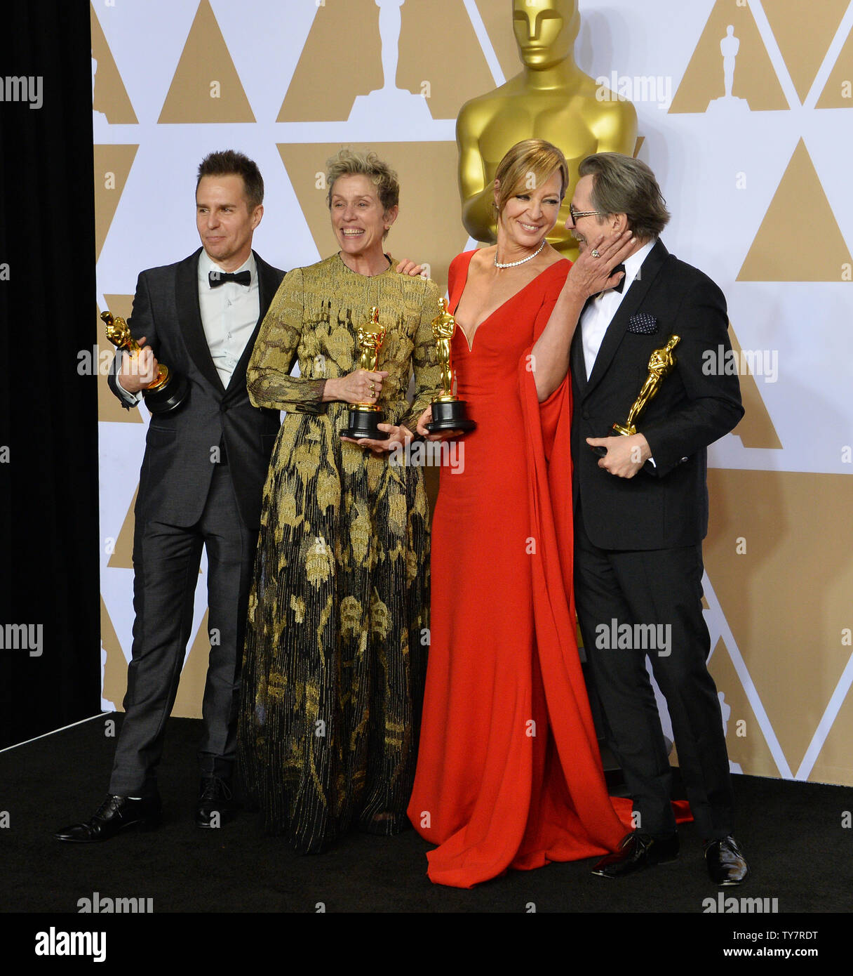 (L-R) Actors Sam Rockwell, winner of the Best Supporting Actor award ...