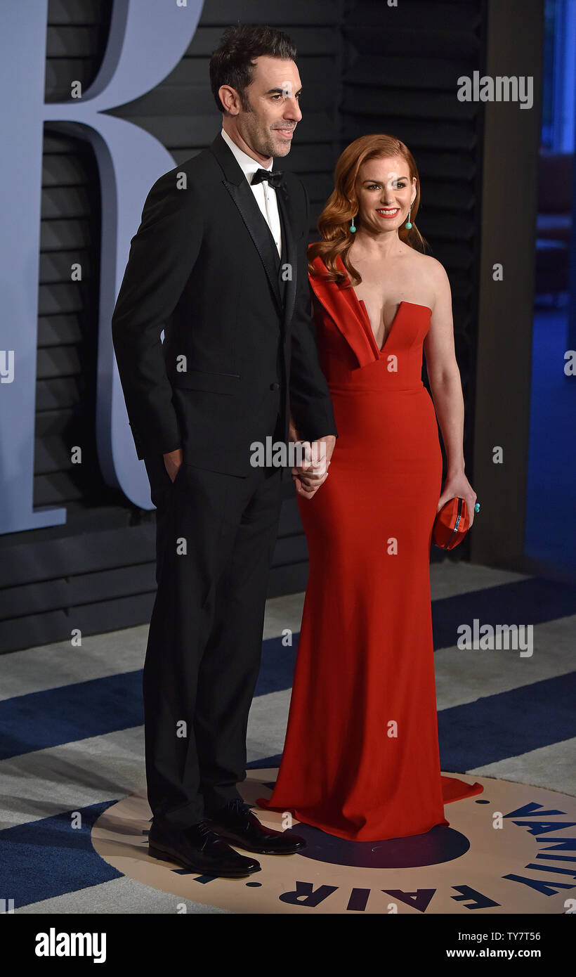 Isla Fisher (R) and Sacha Baron Cohen arrive for the Vanity Fair Oscar ...