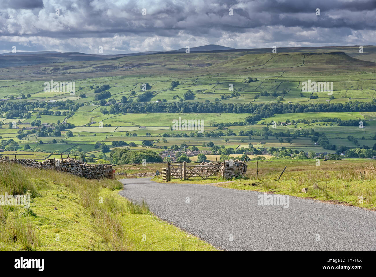 Road to Askrigg in Wensleydale Stock Photo - Alamy